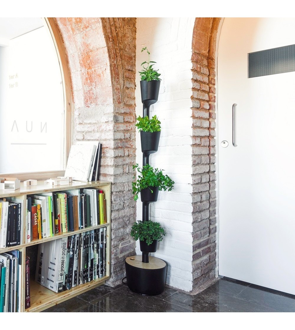 Macetero vertical negro 100% reciclado con autorriego | CitySens